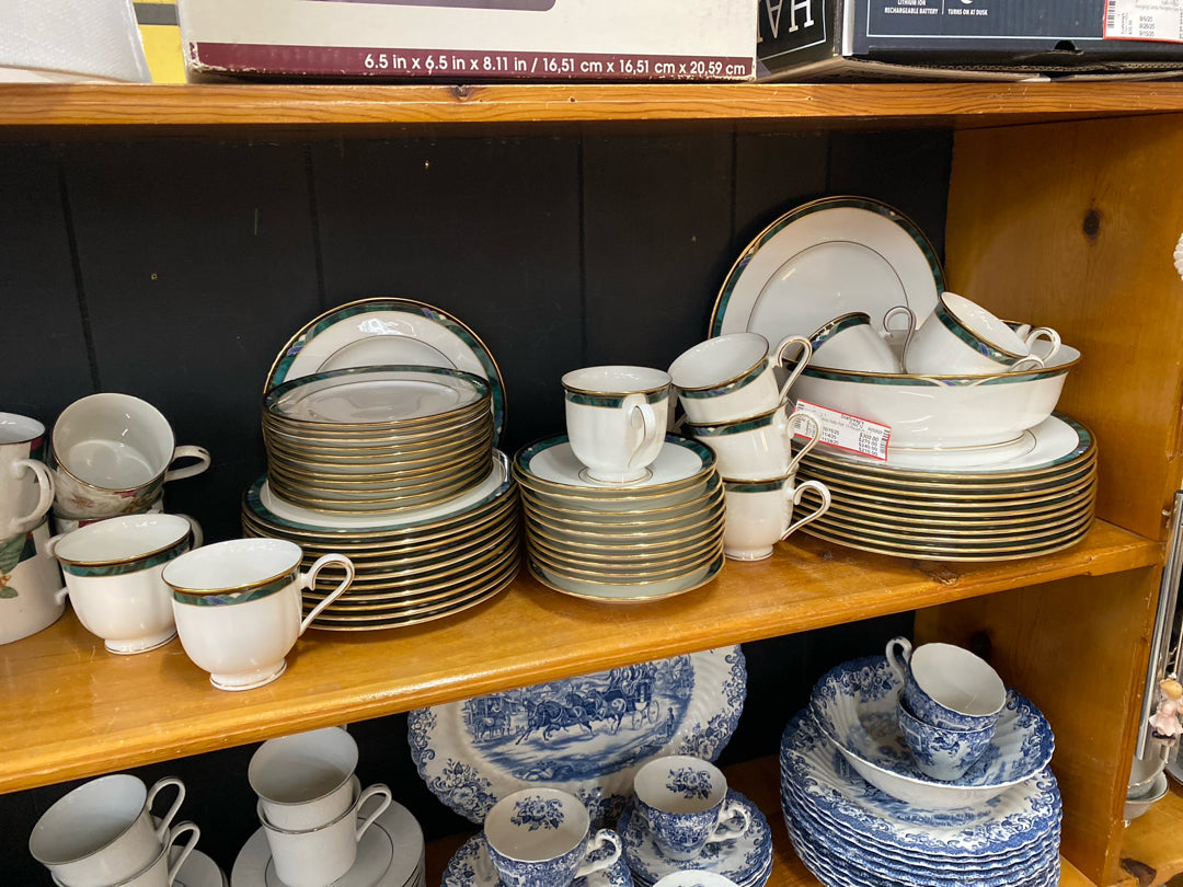 Lenox Dishes – Scallywag's Consignment